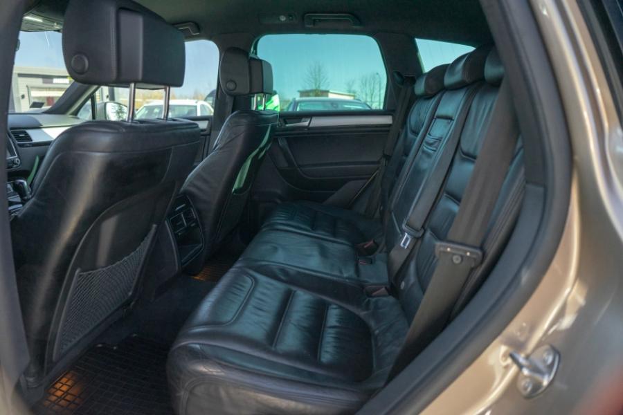 Brown Volkswagen Touareg 2017 in Riga, with an engine capacity of 3.00 L and mileage of 335 thousand km for 17500 €, photo 49 on AUTOMOTO.COM.LV