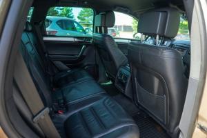 Brown Volkswagen Touareg 2017 in Riga, with an engine capacity of 3.00 L and mileage of 335 thousand km for 17500 €, photo 50 on AUTOMOTO.COM.LV