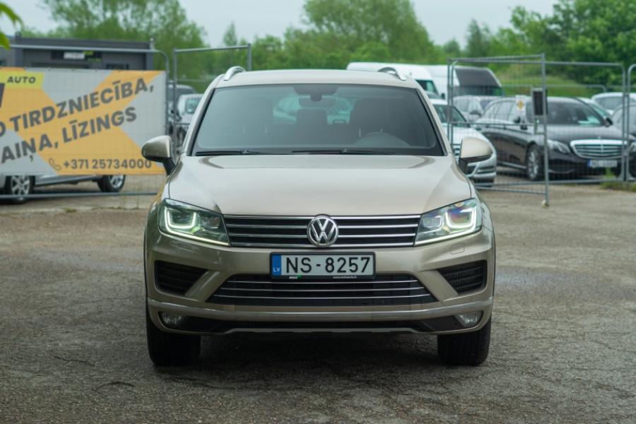 Brown Volkswagen Touareg 2017 in Riga, with an engine capacity of 3.00 L and mileage of 335 thousand km for 17500 €, photo 52 on AUTOMOTO.COM.LV