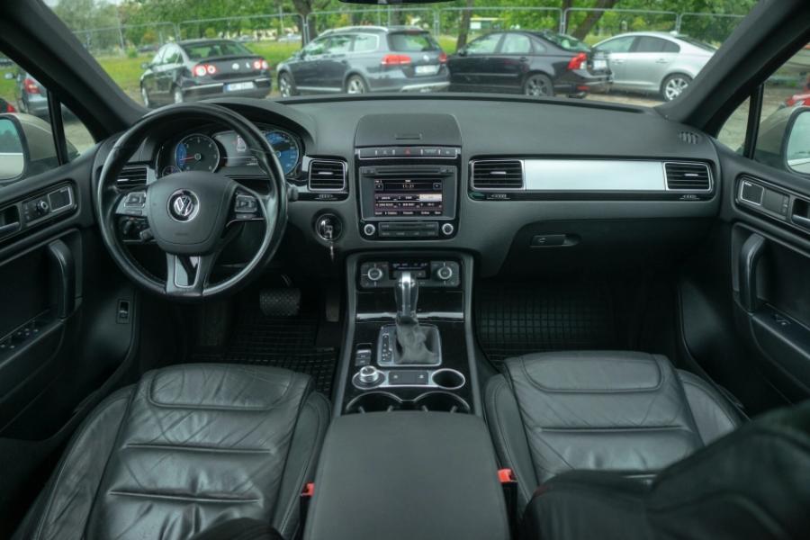 Brown Volkswagen Touareg 2017 in Riga, with an engine capacity of 3.00 L and mileage of 335 thousand km for 17500 €, photo 53 on AUTOMOTO.COM.LV