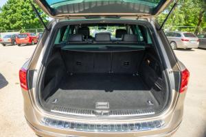 Brown Volkswagen Touareg 2017 in Riga, with an engine capacity of 3.00 L and mileage of 335 thousand km for 17500 €, photo 54 on AUTOMOTO.COM.LV