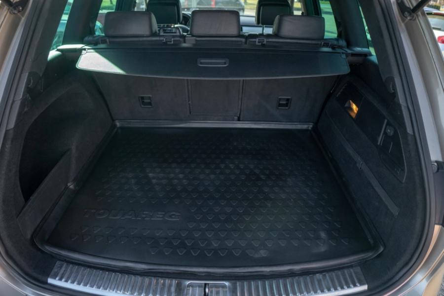 Brown Volkswagen Touareg 2017 in Riga, with an engine capacity of 3.00 L and mileage of 335 thousand km for 17500 €, photo 56 on AUTOMOTO.COM.LV