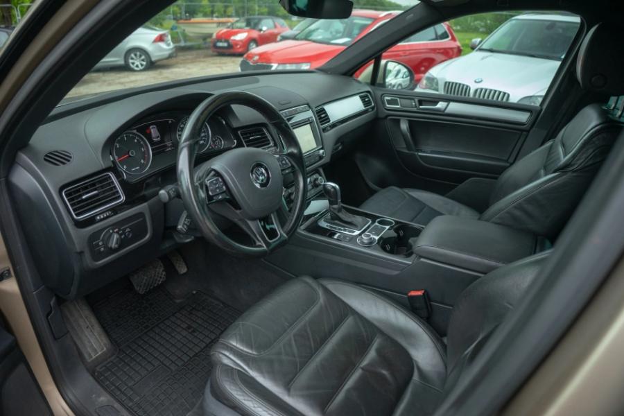Brown Volkswagen Touareg 2017 in Riga, with an engine capacity of 3.00 L and mileage of 335 thousand km for 17500 €, photo 57 on AUTOMOTO.COM.LV