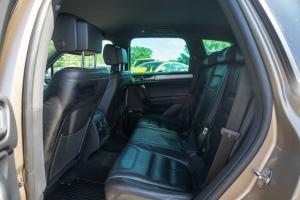 Brown Volkswagen Touareg 2017 in Riga, with an engine capacity of 3.00 L and mileage of 335 thousand km for 17500 €, photo 59 on AUTOMOTO.COM.LV