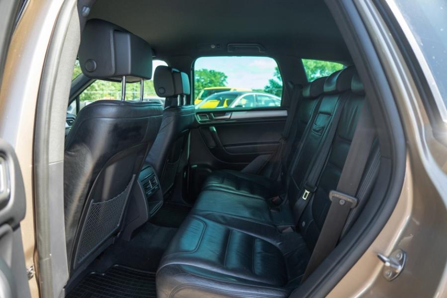 Brown Volkswagen Touareg 2017 in Riga, with an engine capacity of 3.00 L and mileage of 335 thousand km for 17500 €, photo 59 on AUTOMOTO.COM.LV