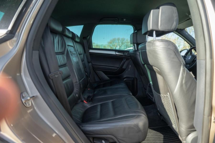 Brown Volkswagen Touareg 2017 in Riga, with an engine capacity of 3.00 L and mileage of 335 thousand km for 17500 €, photo 60 on AUTOMOTO.COM.LV