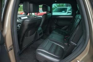 Brown Volkswagen Touareg 2017 in Riga, with an engine capacity of 3.00 L and mileage of 335 thousand km for 17500 €, photo 61 on AUTOMOTO.COM.LV
