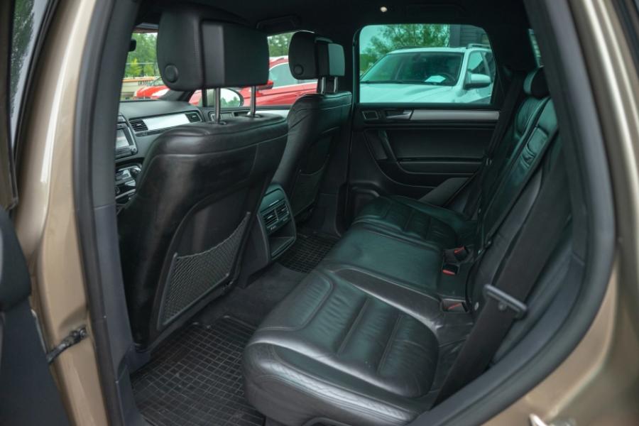 Brown Volkswagen Touareg 2017 in Riga, with an engine capacity of 3.00 L and mileage of 335 thousand km for 17500 €, photo 61 on AUTOMOTO.COM.LV