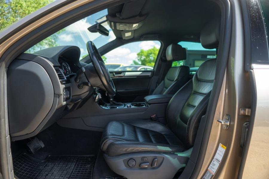 Brown Volkswagen Touareg 2017 in Riga, with an engine capacity of 3.00 L and mileage of 335 thousand km for 17500 €, photo 63 on AUTOMOTO.COM.LV