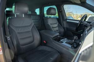 Brown Volkswagen Touareg 2017 in Riga, with an engine capacity of 3.00 L and mileage of 335 thousand km for 17500 €, photo 64 on AUTOMOTO.COM.LV