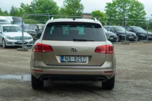 Brown Volkswagen Touareg 2017 in Riga, with an engine capacity of 3.00 L and mileage of 335 thousand km for 17500 €, photo 65 on AUTOMOTO.COM.LV
