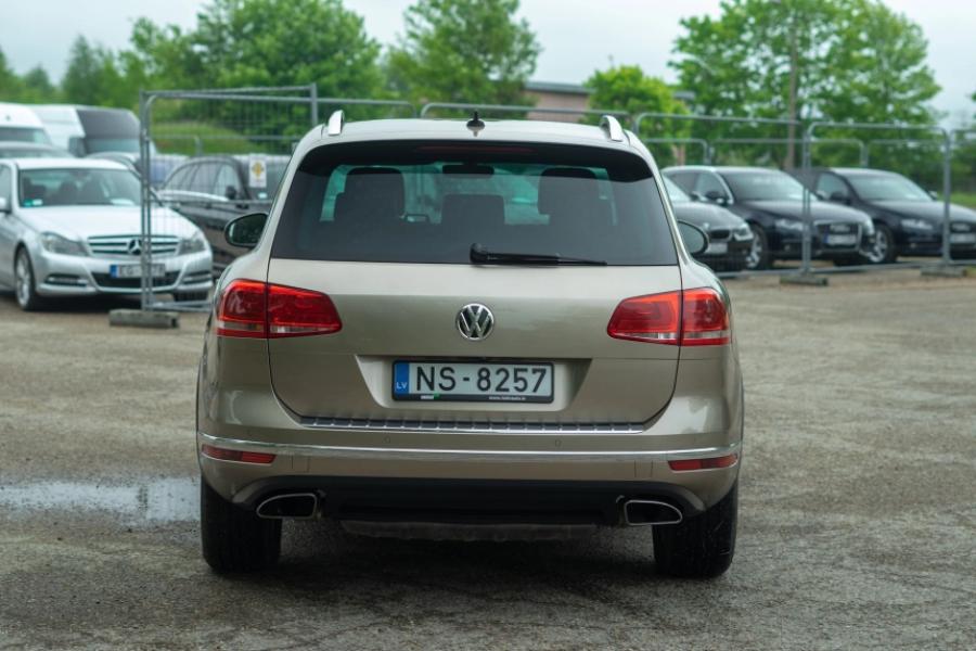 Brown Volkswagen Touareg 2017 in Riga, with an engine capacity of 3.00 L and mileage of 335 thousand km for 17500 €, photo 65 on AUTOMOTO.COM.LV