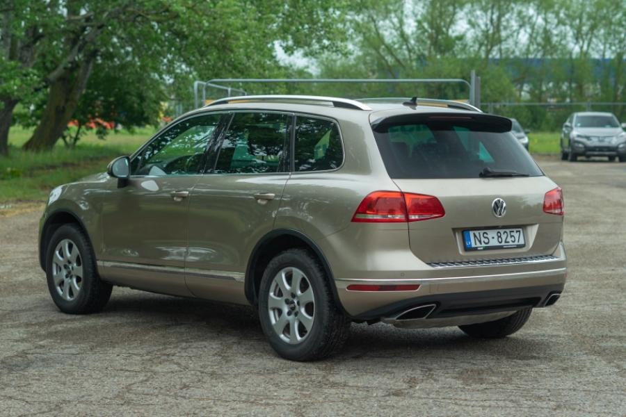 Brown Volkswagen Touareg 2017 in Riga, with an engine capacity of 3.00 L and mileage of 335 thousand km for 17500 €, photo 68 on AUTOMOTO.COM.LV