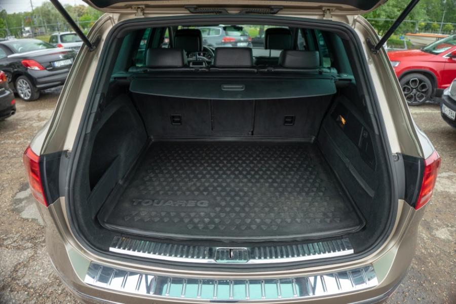 Brown Volkswagen Touareg 2017 in Riga, with an engine capacity of 3.00 L and mileage of 335 thousand km for 17500 €, photo 71 on AUTOMOTO.COM.LV