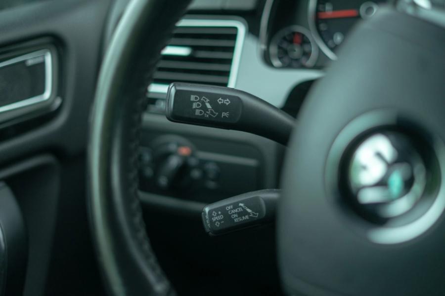 Brown Volkswagen Touareg 2017 in Riga, with an engine capacity of 3.00 L and mileage of 335 thousand km for 17500 €, photo 74 on AUTOMOTO.COM.LV
