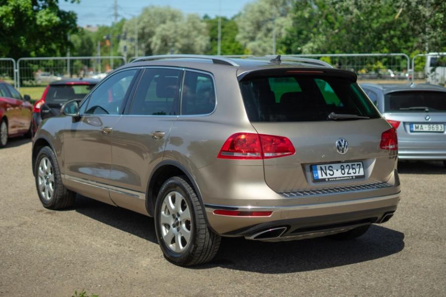 Brown Volkswagen Touareg 2017 in Riga, with an engine capacity of 3.00 L and mileage of 335 thousand km for 17500 €, photo 78 on AUTOMOTO.COM.LV
