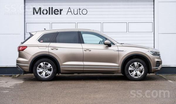 Brown Volkswagen Touareg 2018 in Riga, with an engine capacity of 3.00 L and mileage of 194 thousand km for 33950 €, photo 5 on AUTOMOTO.COM.LV