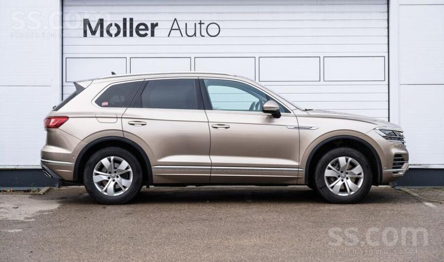Brown Volkswagen Touareg 2018 in Riga, with an engine capacity of 3.00 L and mileage of 194 thousand km for 33950 €, photo 5 on AUTOMOTO.COM.LV
