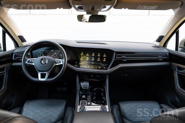 Brown Volkswagen Touareg 2018 in Riga, with an engine capacity of 3.00 L and mileage of 213 thousand km for 27950 €, photo 9 on AUTOMOTO.COM.LV