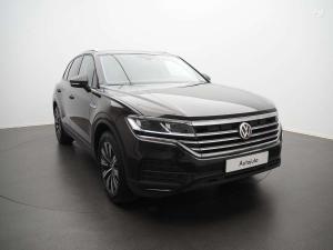 Brown Volkswagen Touareg 2019 in Vilnius, with an engine capacity of 2.97 L and mileage of 184 thousand km for 28500 €, photo 3 on AUTOMOTO.COM.LV