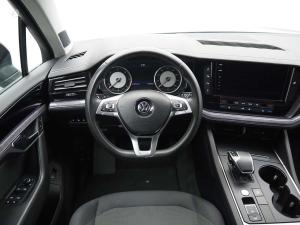 Brown Volkswagen Touareg 2019 in Vilnius, with an engine capacity of 2.97 L and mileage of 184 thousand km for 28500 €, photo 20 on AUTOMOTO.COM.LV