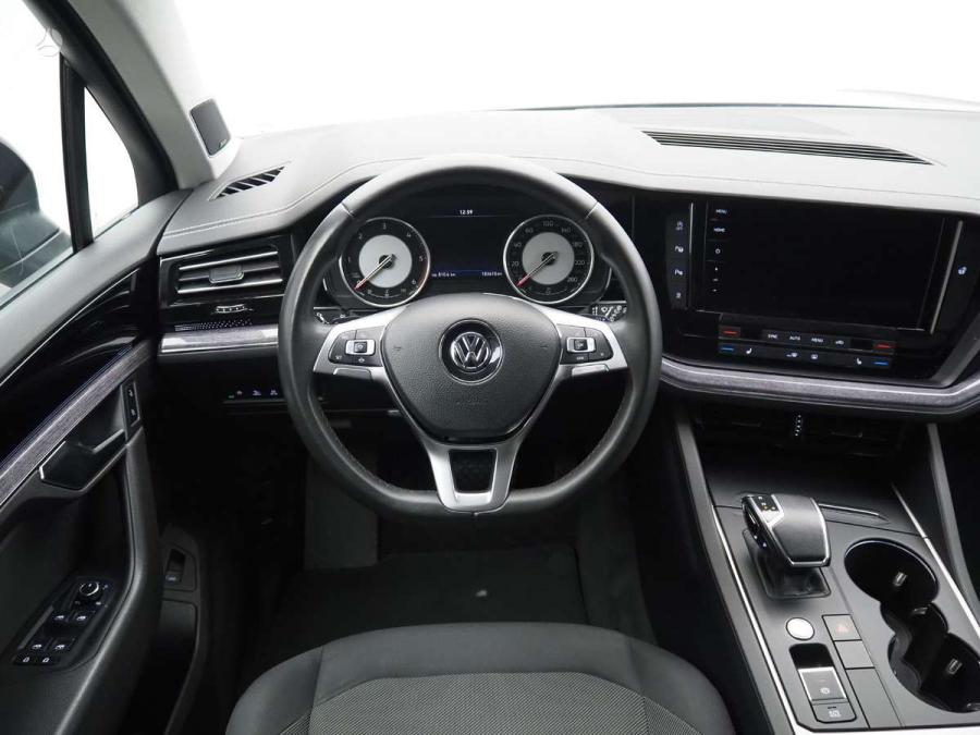 Brown Volkswagen Touareg 2019 in Vilnius, with an engine capacity of 2.97 L and mileage of 184 thousand km for 28500 €, photo 20 on AUTOMOTO.COM.LV