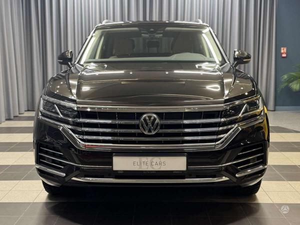 Brown Volkswagen Touareg 2019 in Riga, with an engine capacity of 2.97 L and mileage of 99 thousand km for 33990 €, photo 2 on AUTOMOTO.COM.LV