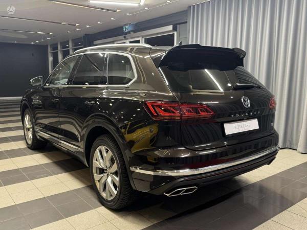 Brown Volkswagen Touareg 2019 in Riga, with an engine capacity of 2.97 L and mileage of 99 thousand km for 33990 €, photo 6 on AUTOMOTO.COM.LV