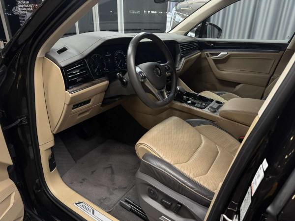 Brown Volkswagen Touareg 2019 in Riga, with an engine capacity of 2.97 L and mileage of 99 thousand km for 33990 €, photo 9 on AUTOMOTO.COM.LV