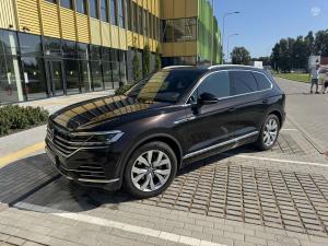 Brown Volkswagen Touareg 2019 in Vilnius, with an engine capacity of 3.00 L and mileage of 151 thousand km for 33500 €, photo  on AUTOMOTO.COM.LV
