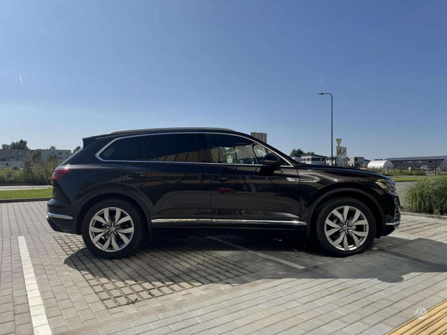 Brūns Volkswagen Touareg 2019 Viļņa, ar dzinēja tilpumu 3.00 L un nobraukumu 151 tūkst. km par 33500 €, foto 4 vietnē AUTOMOTO.COM.LV