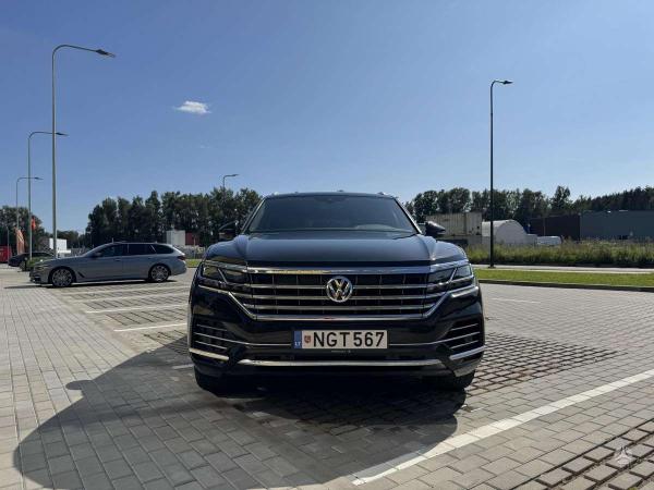 Brown Volkswagen Touareg 2019 in Vilnius, with an engine capacity of 3.00 L and mileage of 151 thousand km for 33500 €, photo 6 on AUTOMOTO.COM.LV