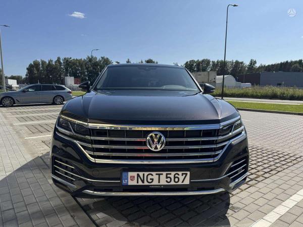 Brown Volkswagen Touareg 2019 in Vilnius, with an engine capacity of 3.00 L and mileage of 151 thousand km for 33500 €, photo 7 on AUTOMOTO.COM.LV