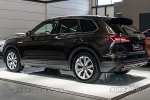 Brown Volkswagen Touareg 2020 in Tallinn, with an engine capacity of 3.00 L and mileage of 112 thousand km for 36900 €, photo 5 on AUTOMOTO.COM.LV