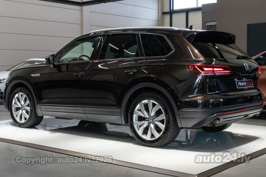 Brown Volkswagen Touareg 2020 in Tallinn, with an engine capacity of 3.00 L and mileage of 112 thousand km for 36900 €, photo 5 on AUTOMOTO.COM.LV