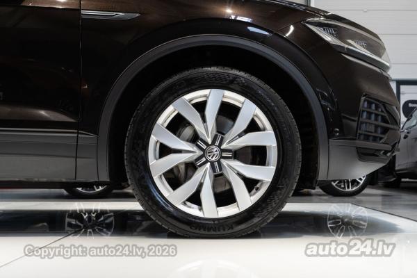 Brown Volkswagen Touareg 2020 in Tallinn, with an engine capacity of 3.00 L and mileage of 112 thousand km for 36900 €, photo 7 on AUTOMOTO.COM.LV