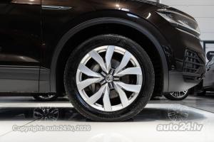 Brown Volkswagen Touareg 2020 in Tallinn, with an engine capacity of 3.00 L and mileage of 112 thousand km for 36900 €, photo 8 on AUTOMOTO.COM.LV