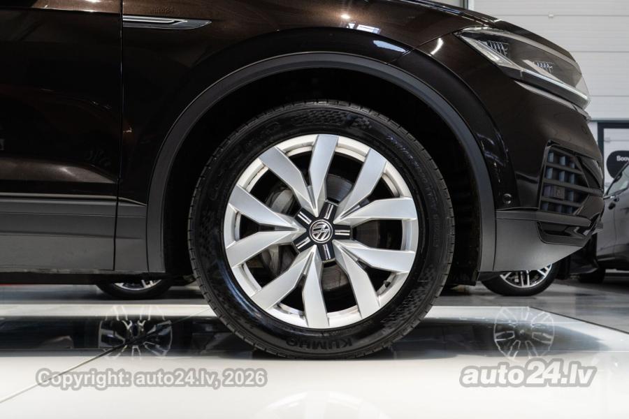 Brown Volkswagen Touareg 2020 in Tallinn, with an engine capacity of 3.00 L and mileage of 112 thousand km for 36900 €, photo 8 on AUTOMOTO.COM.LV