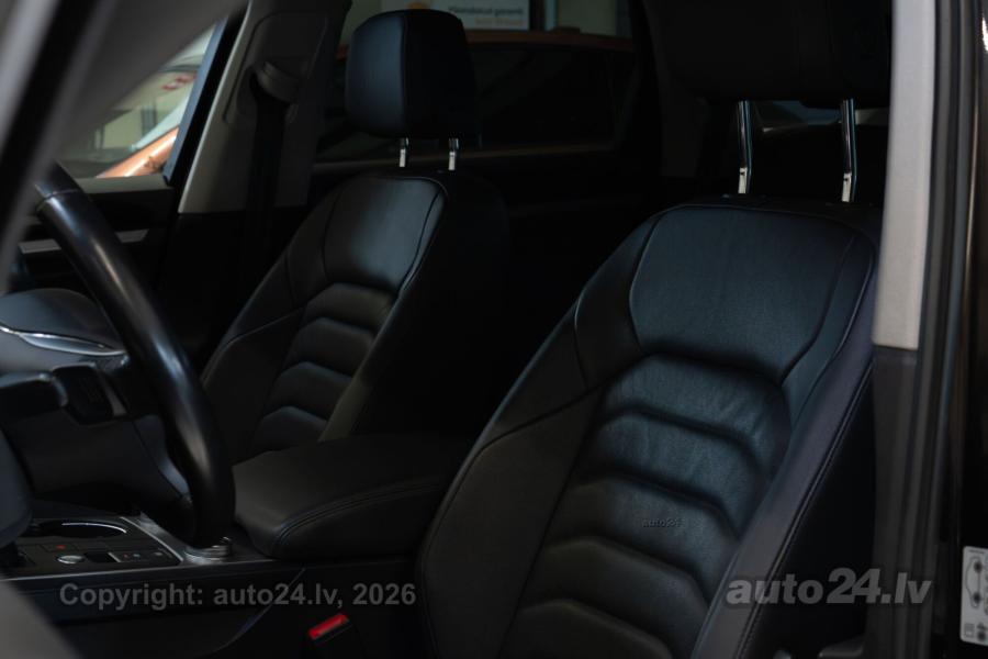 Brown Volkswagen Touareg 2020 in Tallinn, with an engine capacity of 3.00 L and mileage of 112 thousand km for 36900 €, photo 9 on AUTOMOTO.COM.LV
