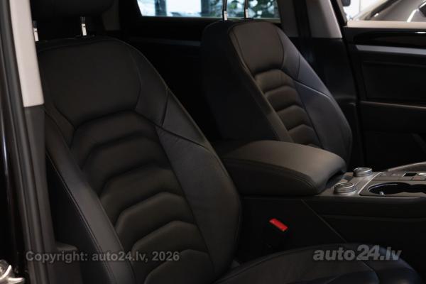 Brown Volkswagen Touareg 2020 in Tallinn, with an engine capacity of 3.00 L and mileage of 112 thousand km for 36900 €, photo 9 on AUTOMOTO.COM.LV