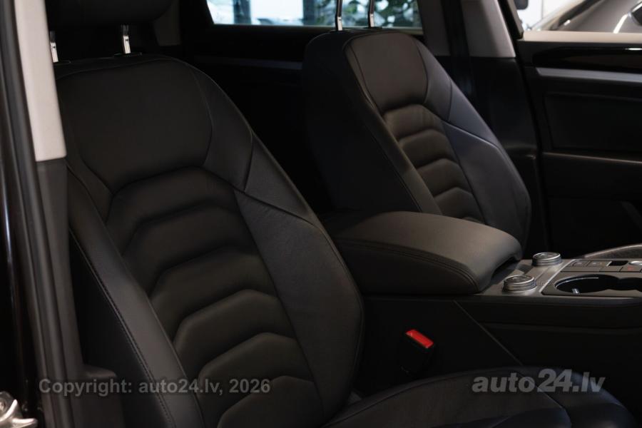 Brown Volkswagen Touareg 2020 in Tallinn, with an engine capacity of 3.00 L and mileage of 112 thousand km for 36900 €, photo 10 on AUTOMOTO.COM.LV