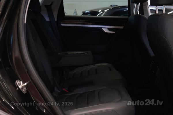 Brown Volkswagen Touareg 2020 in Tallinn, with an engine capacity of 3.00 L and mileage of 112 thousand km for 36900 €, photo 10 on AUTOMOTO.COM.LV