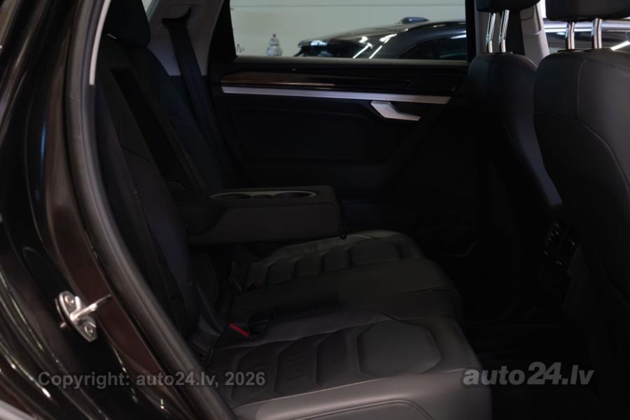 Brown Volkswagen Touareg 2020 in Tallinn, with an engine capacity of 3.00 L and mileage of 112 thousand km for 36900 €, photo 11 on AUTOMOTO.COM.LV