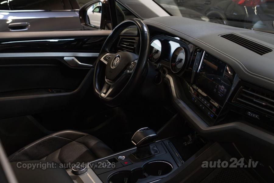 Brown Volkswagen Touareg 2020 in Tallinn, with an engine capacity of 3.00 L and mileage of 112 thousand km for 36900 €, photo 13 on AUTOMOTO.COM.LV