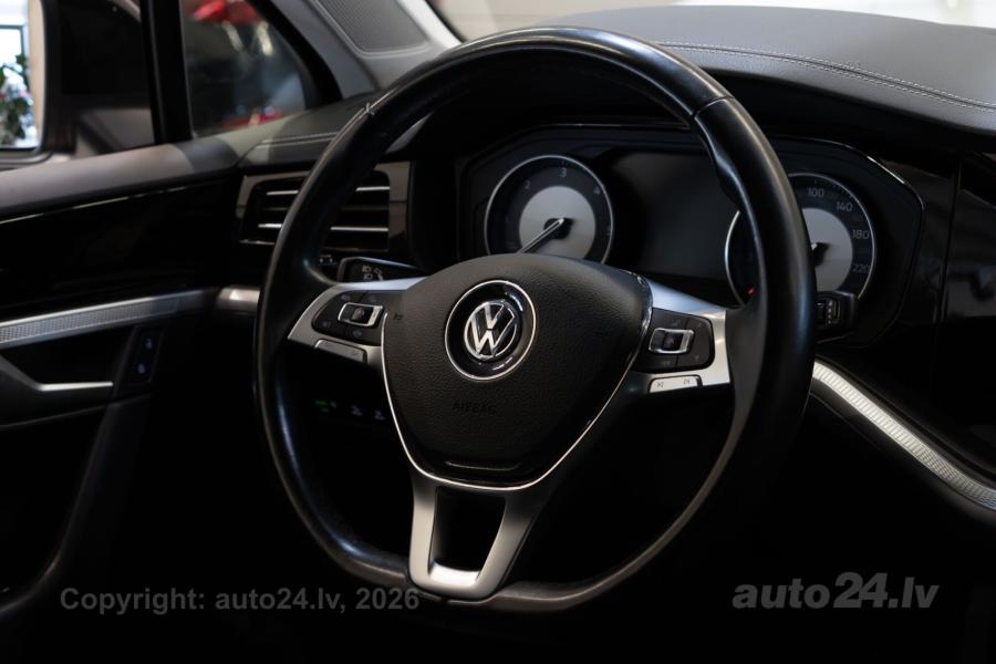 Brown Volkswagen Touareg 2020 in Tallinn, with an engine capacity of 3.00 L and mileage of 112 thousand km for 36900 €, photo 14 on AUTOMOTO.COM.LV