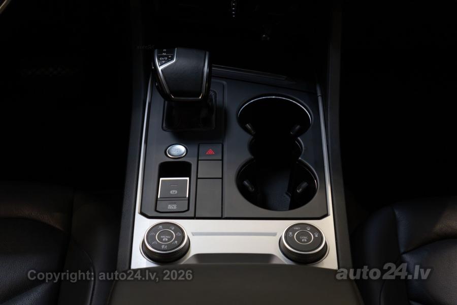 Brown Volkswagen Touareg 2020 in Tallinn, with an engine capacity of 3.00 L and mileage of 112 thousand km for 36900 €, photo 15 on AUTOMOTO.COM.LV