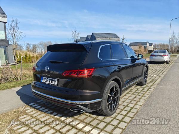 Brown Volkswagen Touareg 2023 in Tallinn, with an engine capacity of 3.00 L and mileage of 58 thousand km for 61900 €, photo 2 on AUTOMOTO.COM.LV