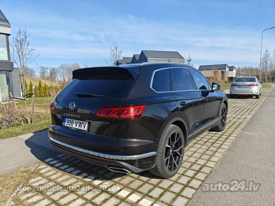 Brown Volkswagen Touareg 2023 in Tallinn, with an engine capacity of 3.00 L and mileage of 58 thousand km for 61900 €, photo 3 on AUTOMOTO.COM.LV