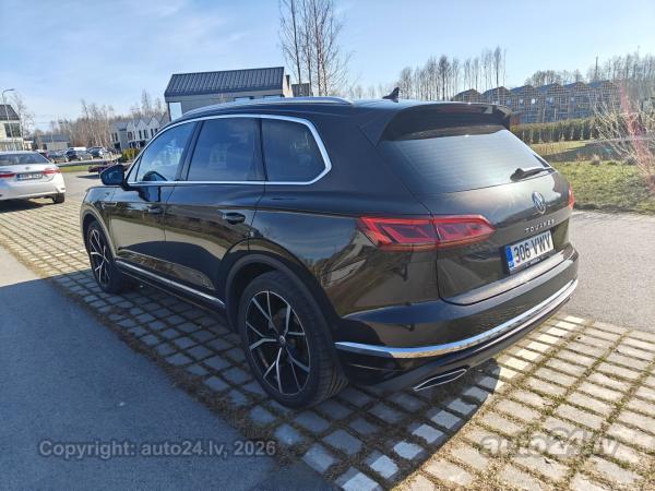 Brown Volkswagen Touareg 2023 in Tallinn, with an engine capacity of 3.00 L and mileage of 58 thousand km for 61900 €, photo 4 on AUTOMOTO.COM.LV