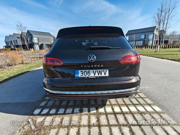 Brown Volkswagen Touareg 2023 in Tallinn, with an engine capacity of 3.00 L and mileage of 58 thousand km for 61900 €, photo 5 on AUTOMOTO.COM.LV